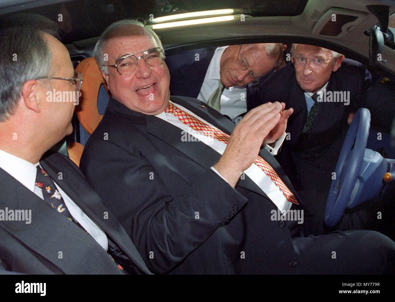 German Chancellor Helmut Kohl (2.f.l.) in conversation with Premier of ...