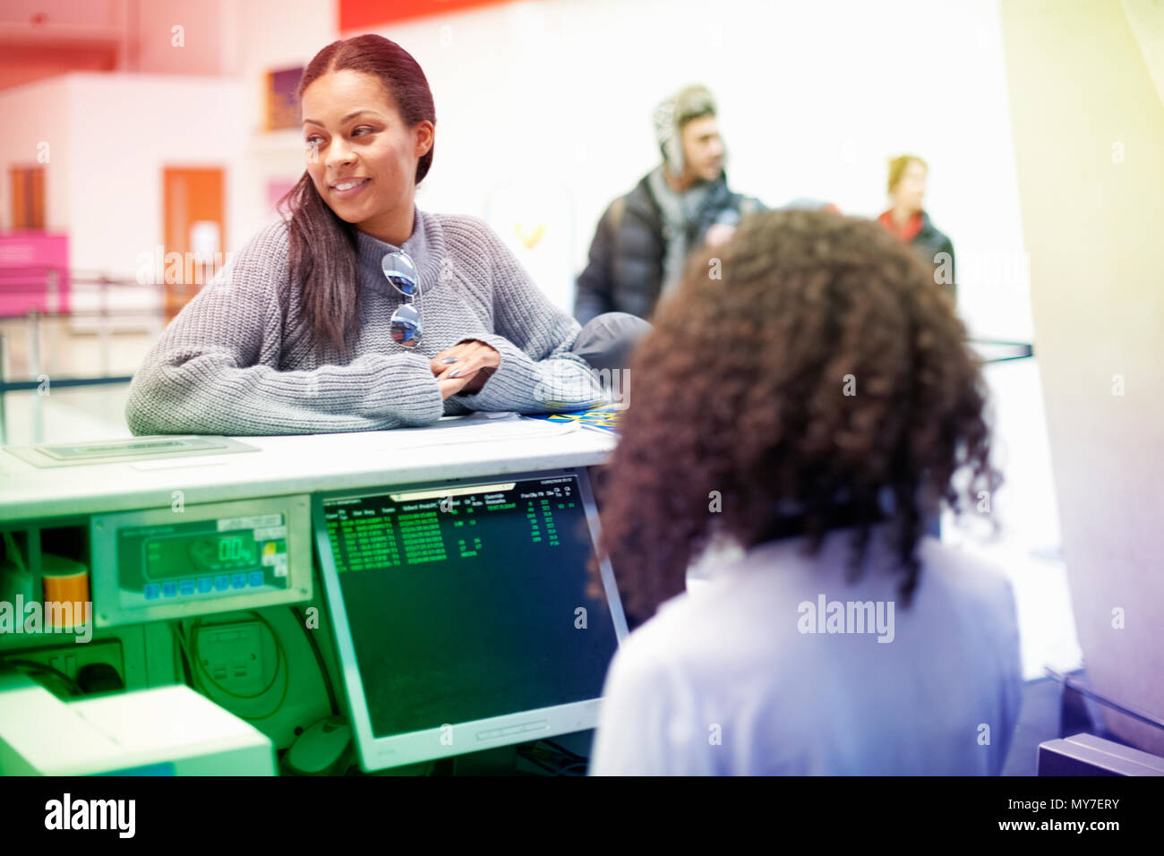 Check in desk hi-res stock photography and images - Alamy