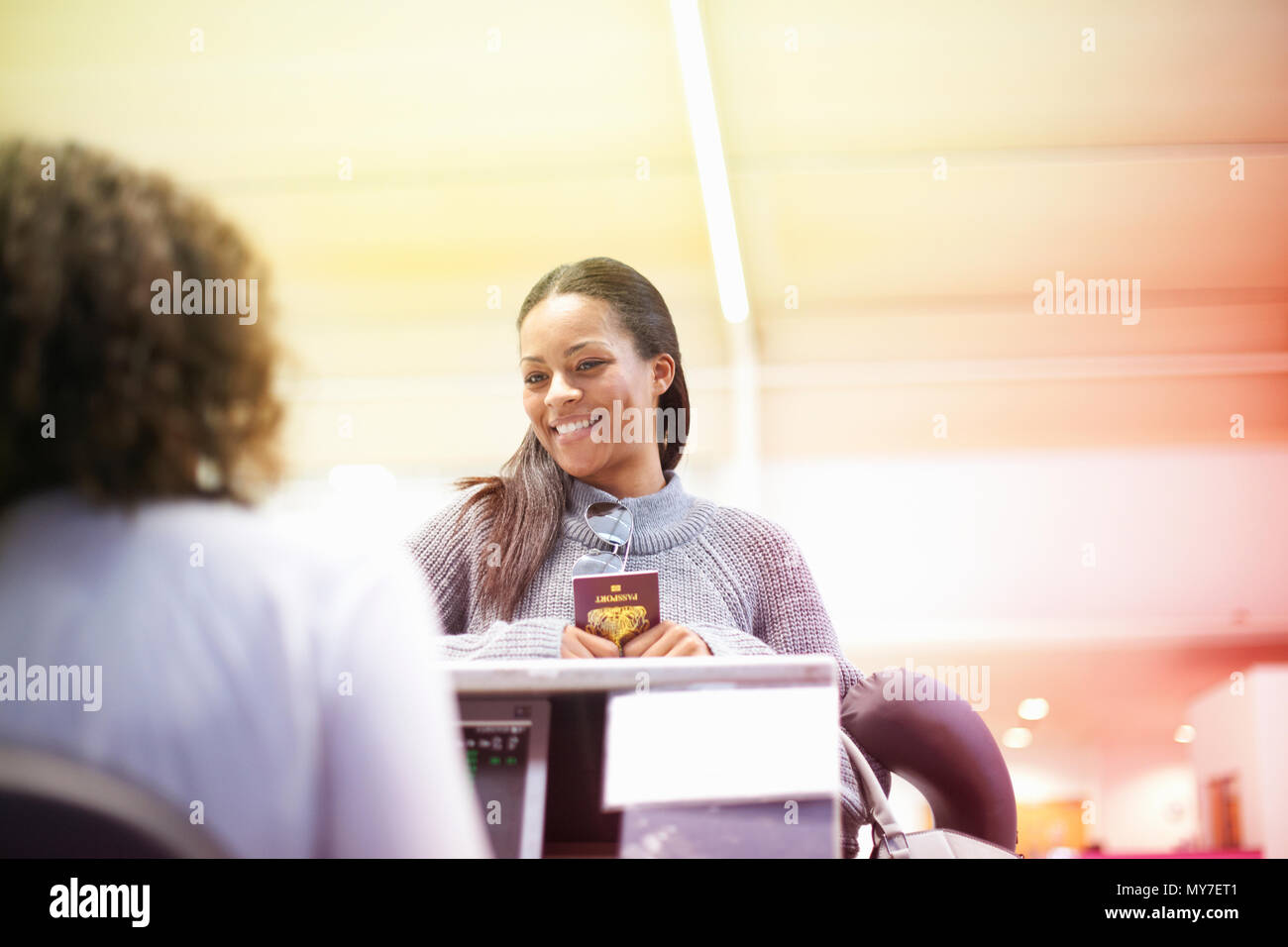 Check in desk hi-res stock photography and images - Alamy