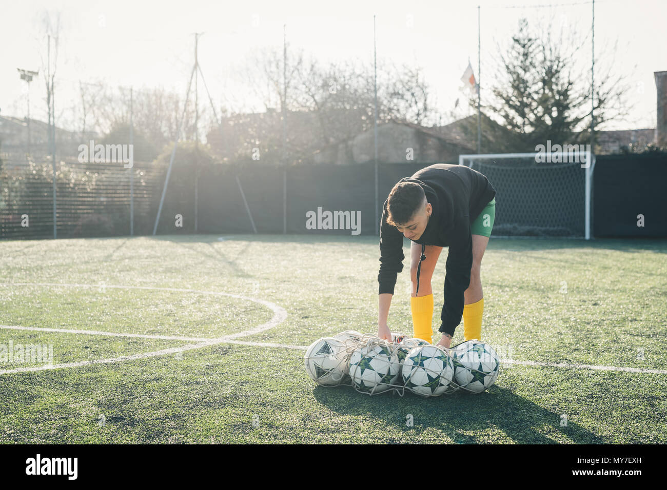 Football player preparing hi-res stock photography and images - Alamy