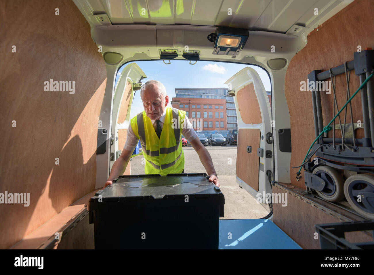 Loading van hi-res stock photography and images - Alamy