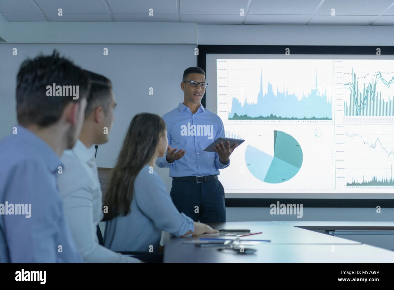 Meeting screen presentation hi-res stock photography and images - Alamy