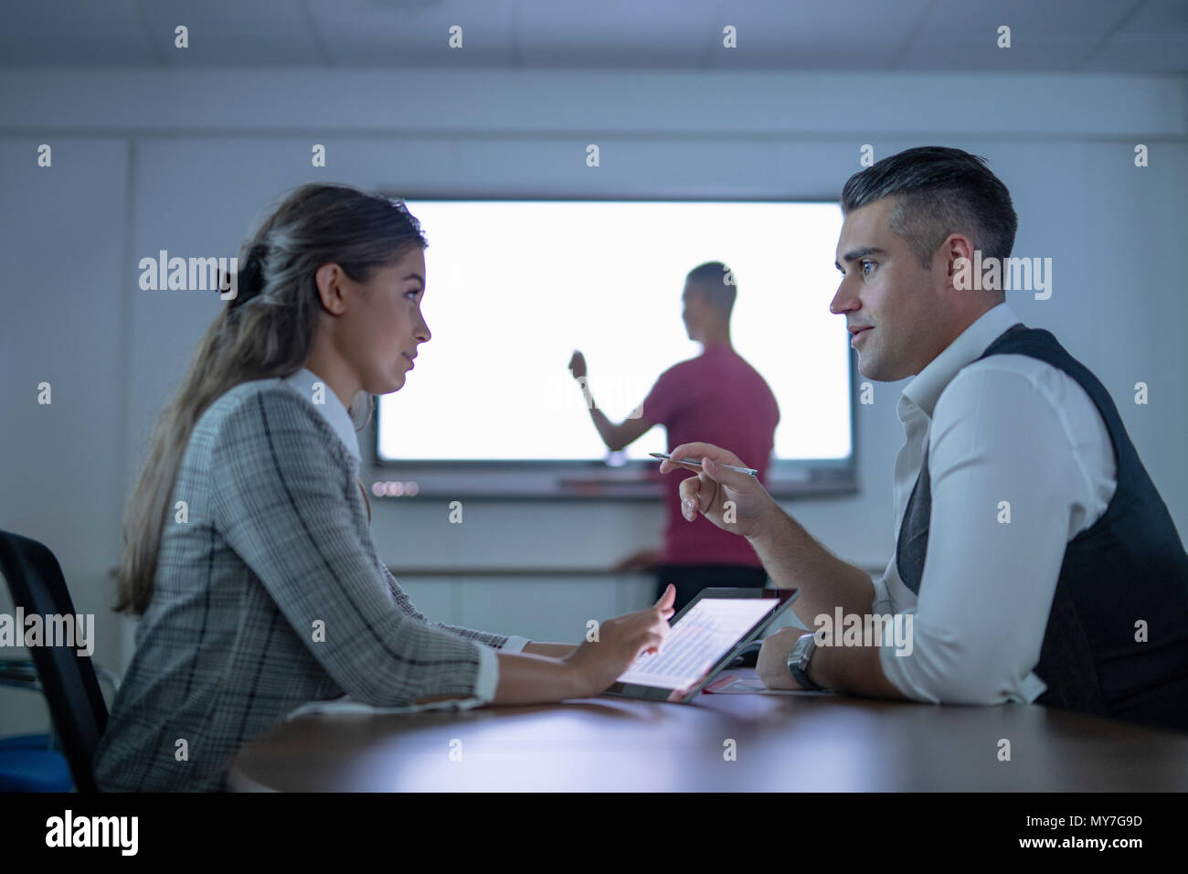 Business meeting serious discussion hi-res stock photography and images ...