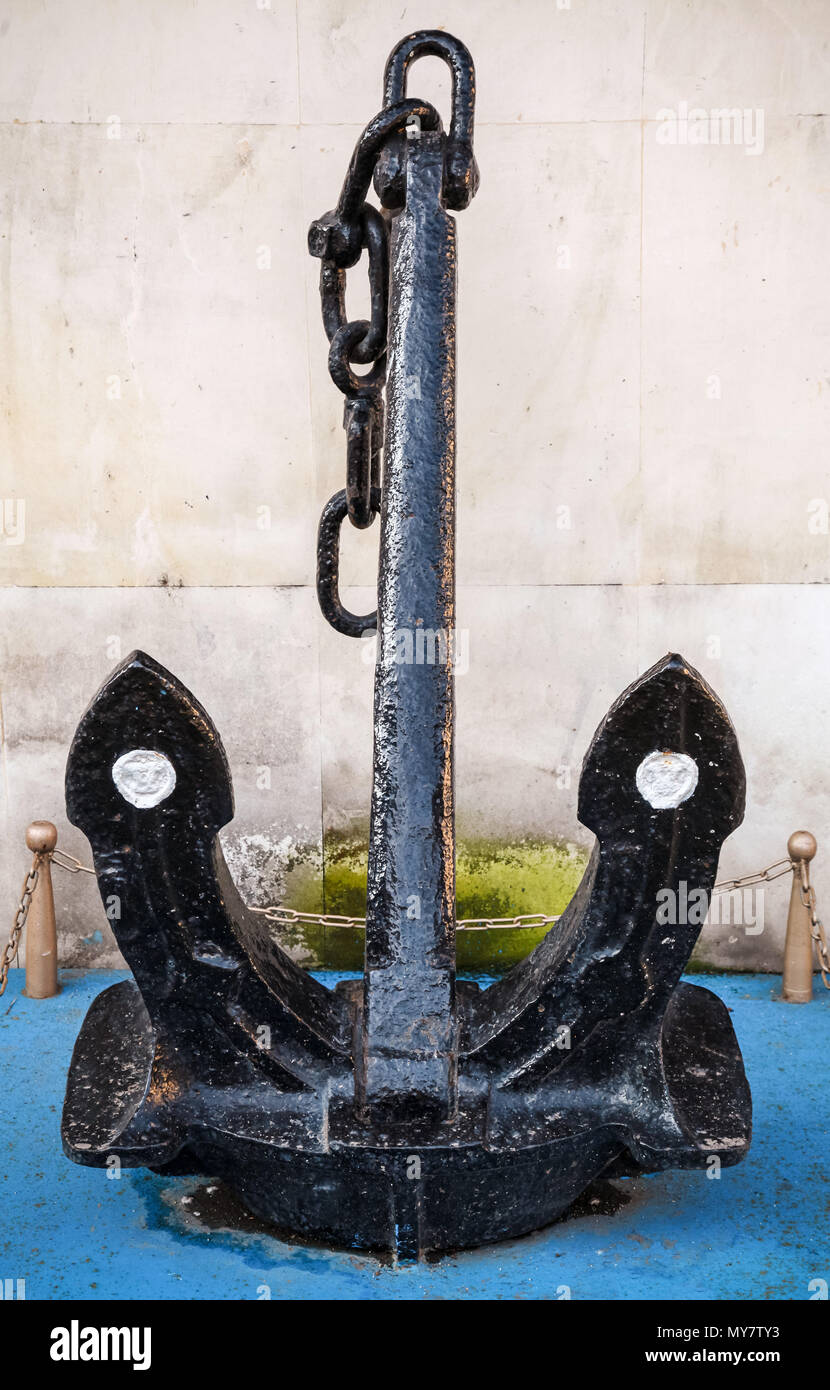 Big black anchor stands hi-res stock photography and images - Alamy