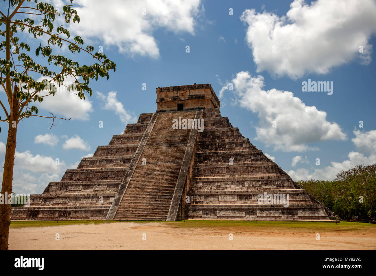 Side view ancient mayan hi-res stock photography and images - Alamy
