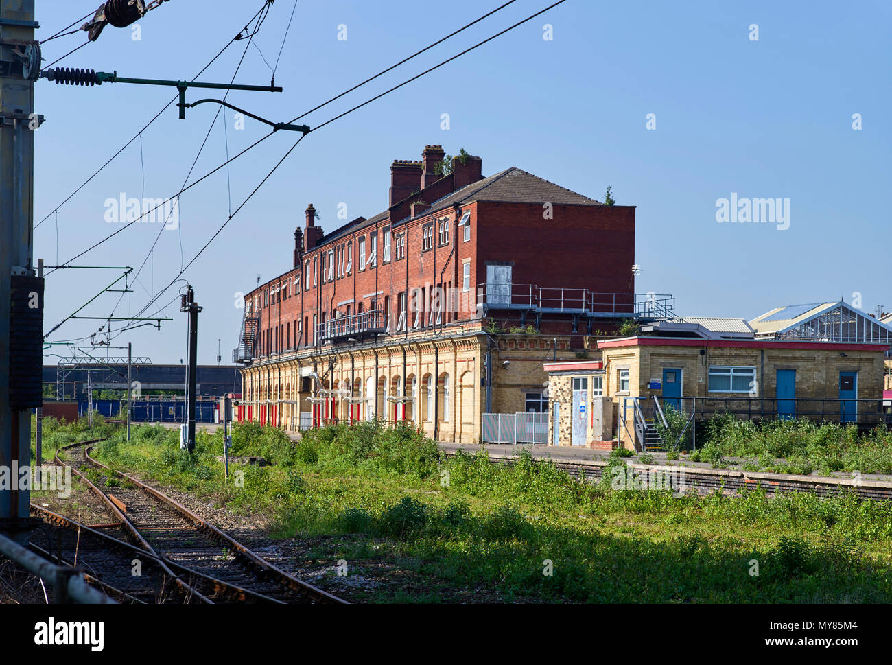 Crewe railway station hi-res stock photography and images - Alamy