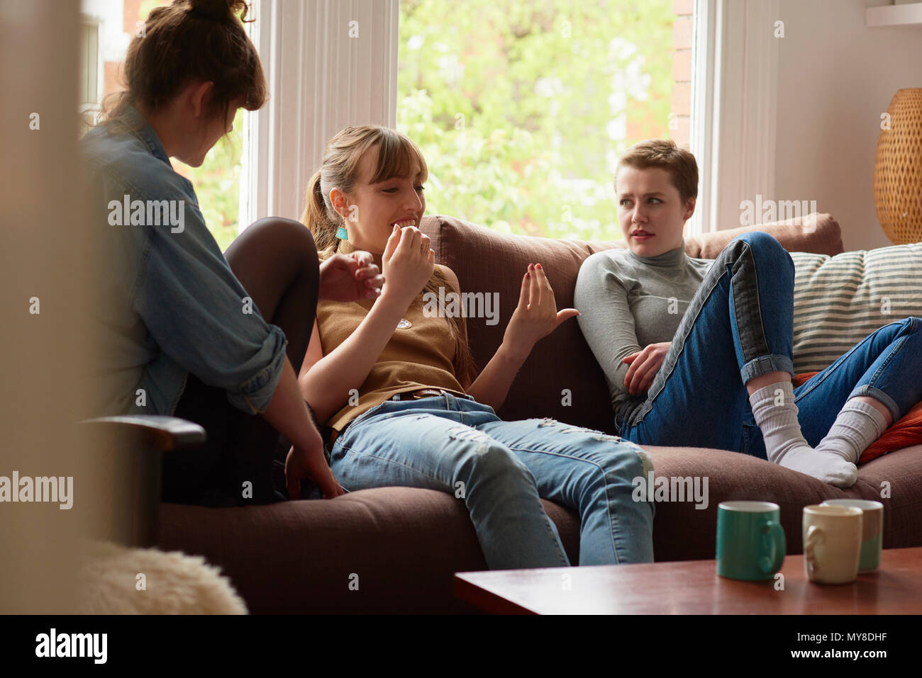 Room full of friends hi-res stock photography and images - Alamy