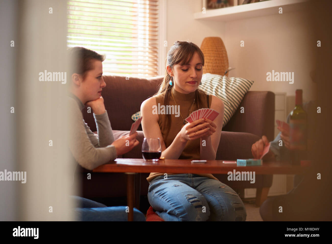 Friends playing cards hi-res stock photography and images - Alamy