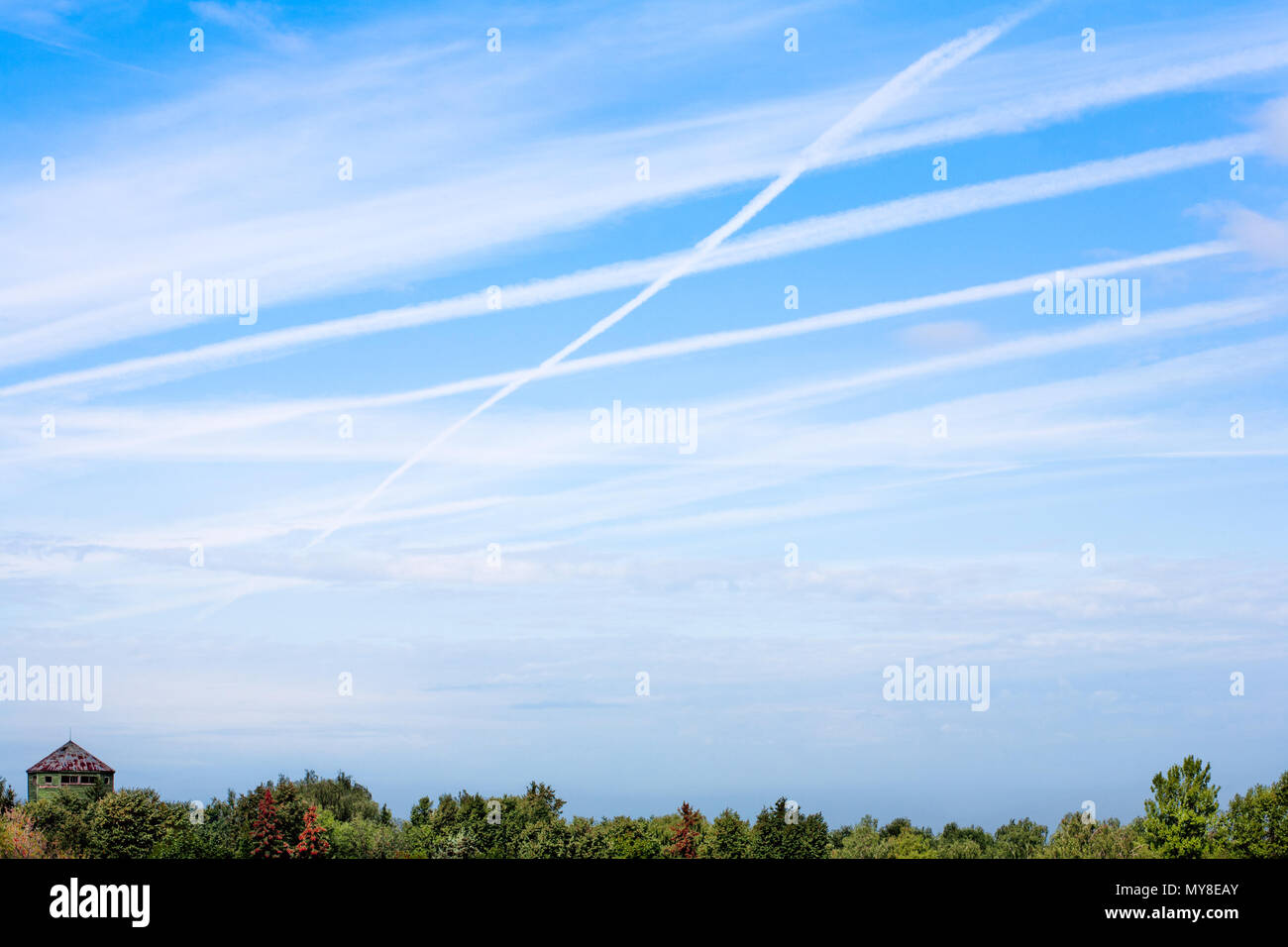 Airplane crossing cloud hi-res stock photography and images - Alamy