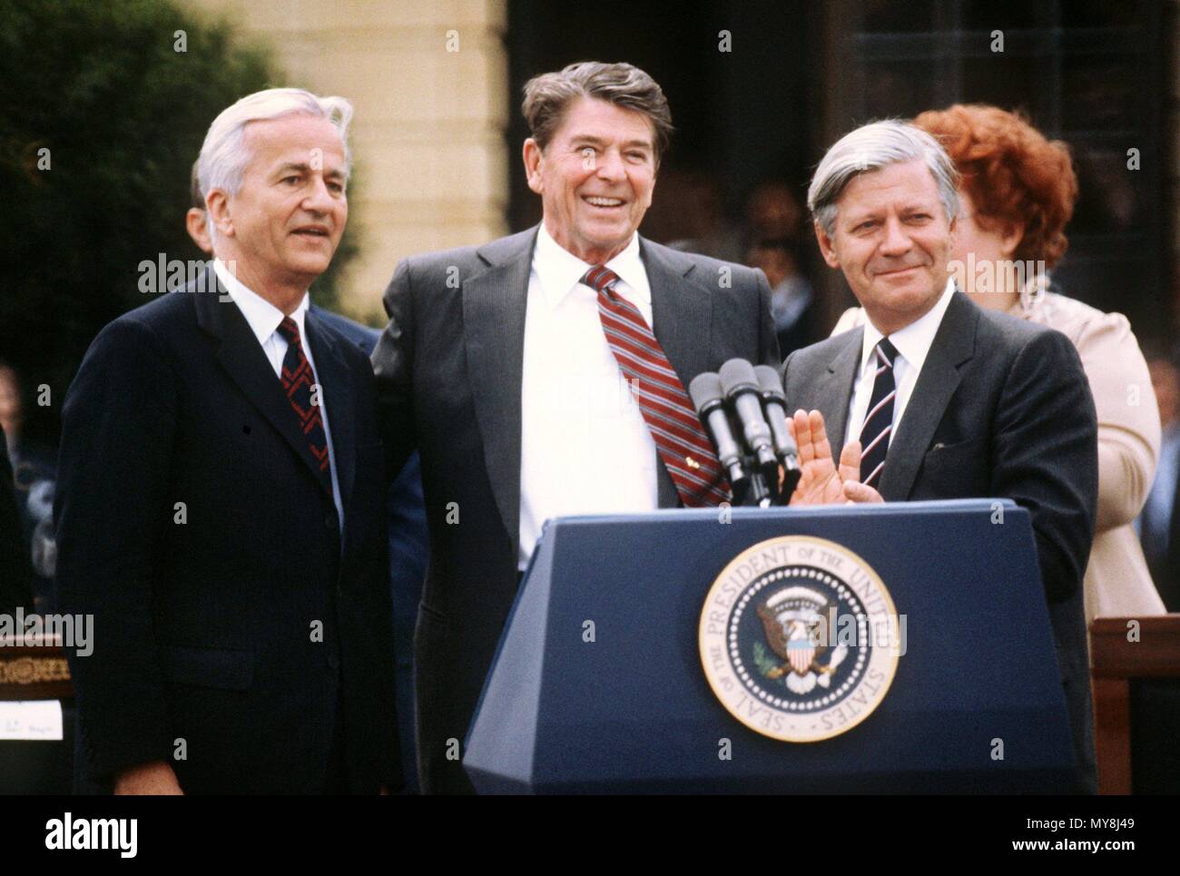 US President Ronald Reagan (C), German Chancellor Helmut Schmidt (R ...