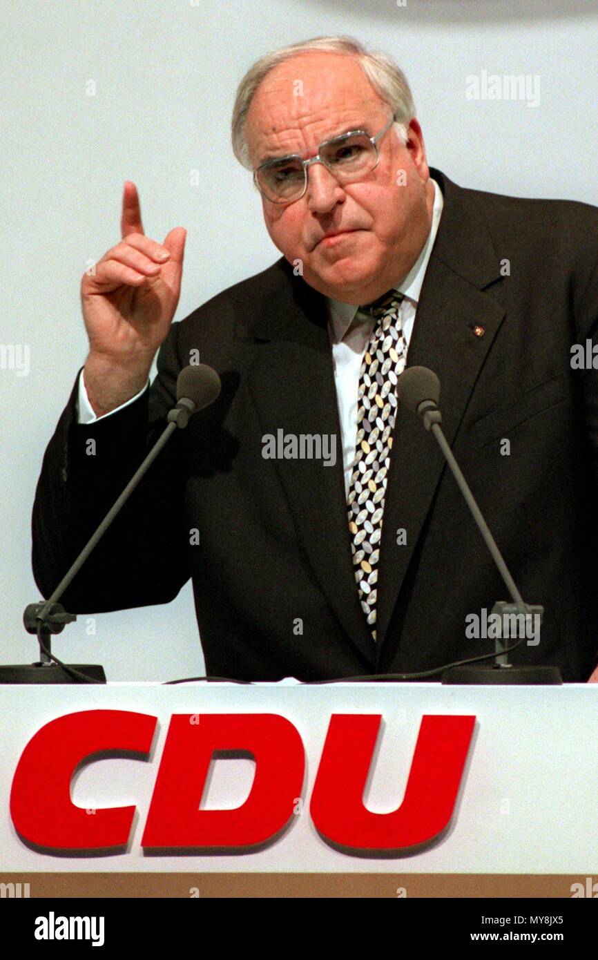 German Chancellor Helmut Kohl pictured during his speech at the CDU ...