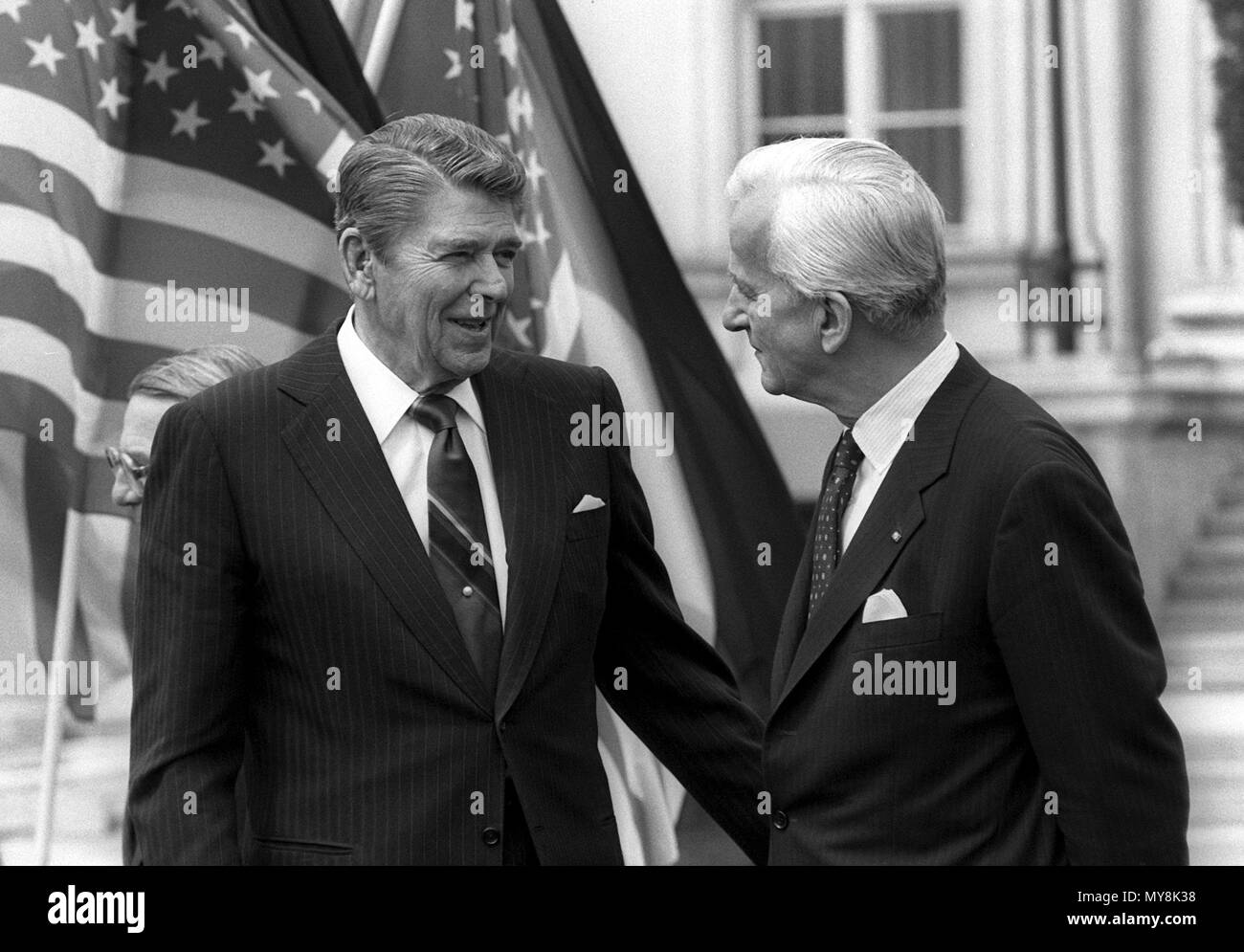 US president Ronald Reagan (L) talks to German President Richard von ...