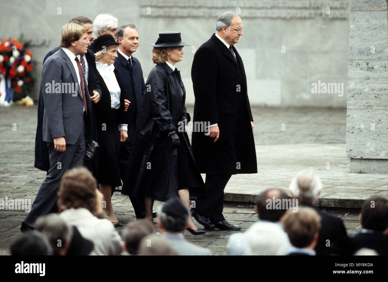 German Chancellor Helmut Kohl (r) and his wife Hannelore on their way ...