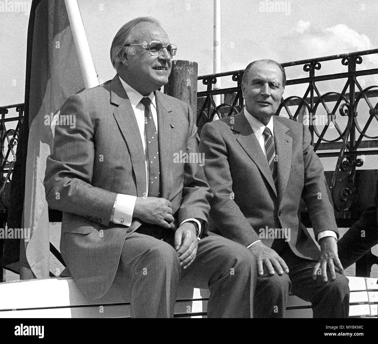 German Chancellor Helmut Kohl (l) and French President Francois ...