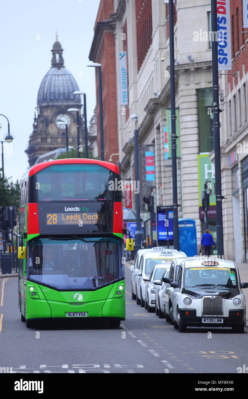 Leeds black and white taxis hi-res stock photography and images - Alamy