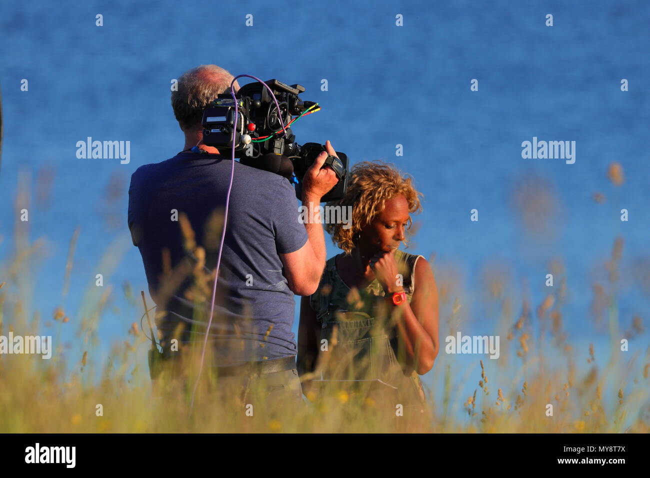 Wildlife tv film crew hi-res stock photography and images - Alamy
