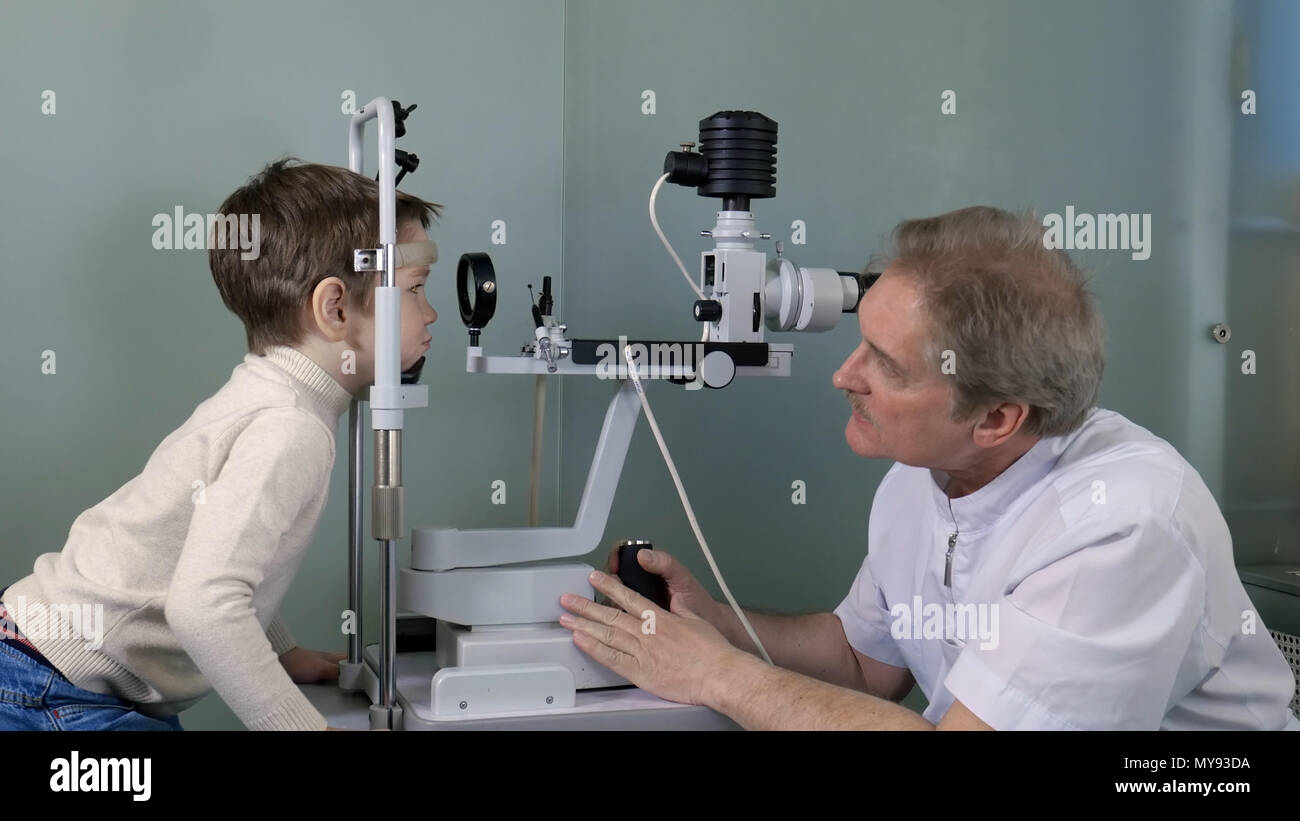 Optometrist check child eye Stock Photo - Alamy