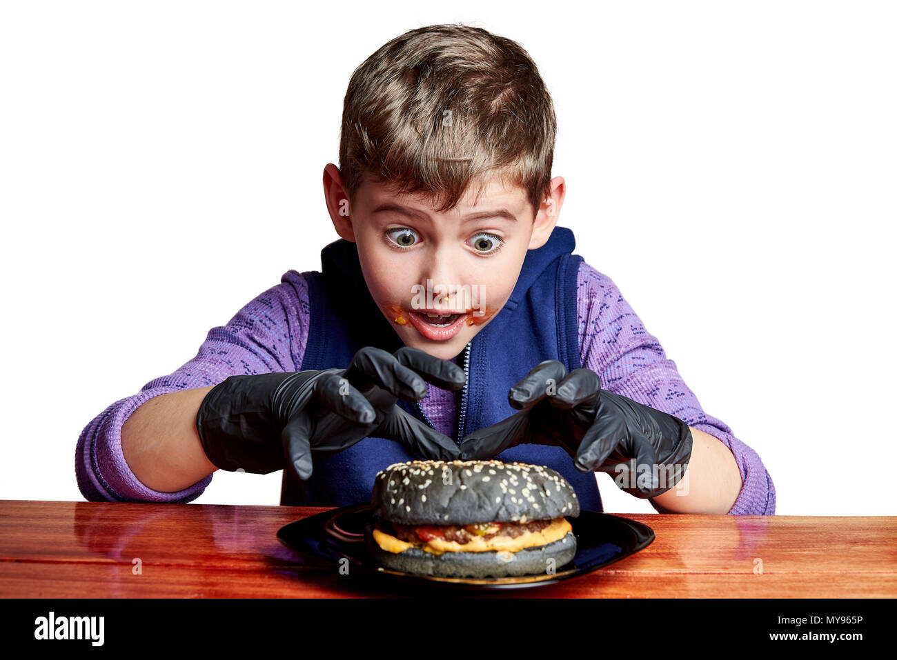 Kids eating burger hi-res stock photography and images - Alamy