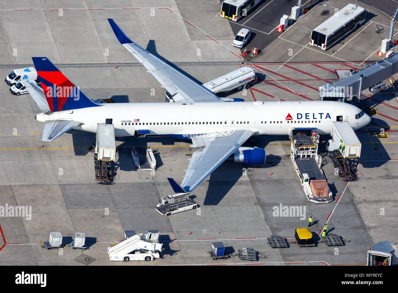 Delta 767 in flight hi-res stock photography and images - Alamy
