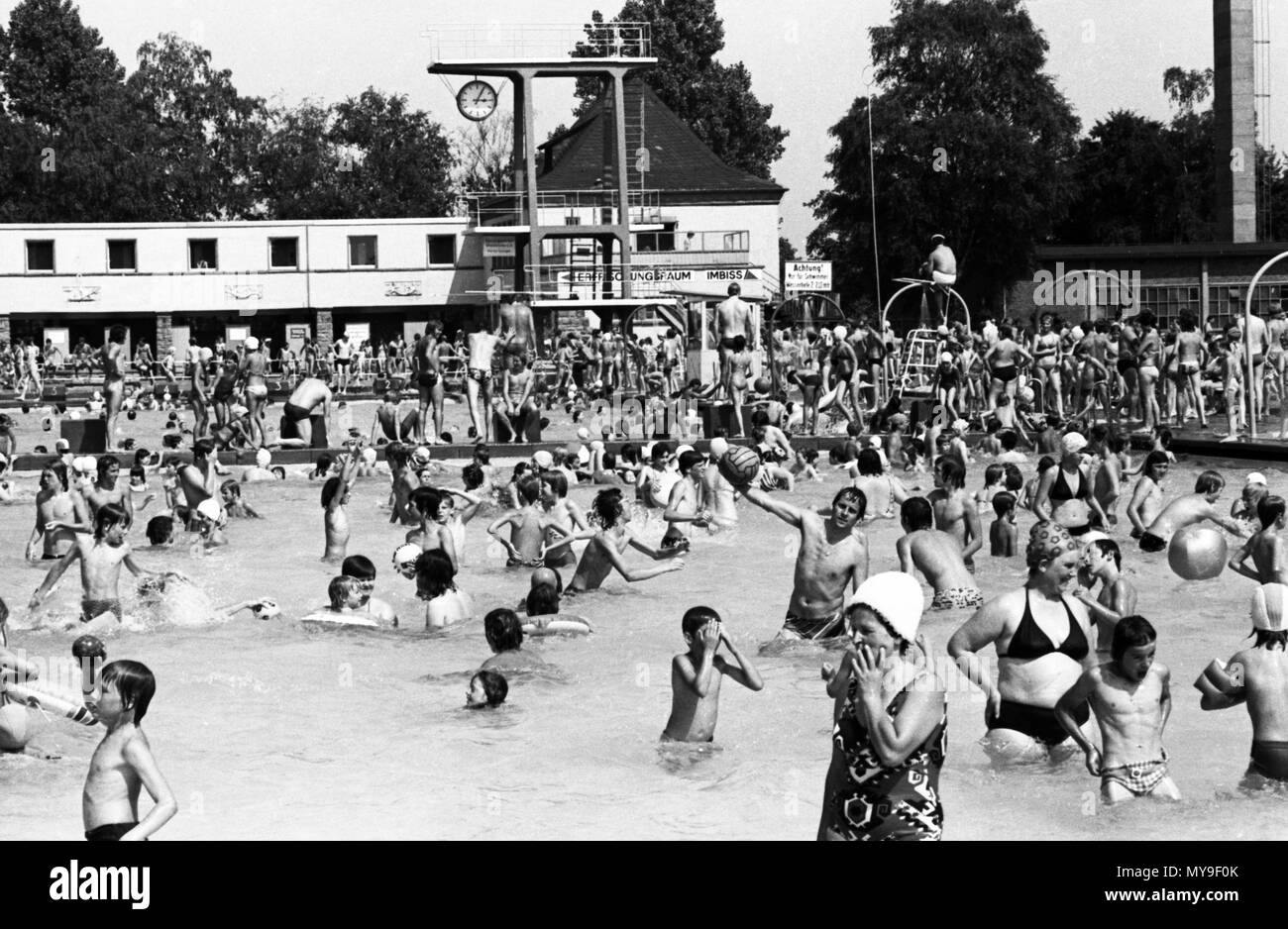 The summer of 1976 brought much sun and full swimming pools, as here on ...