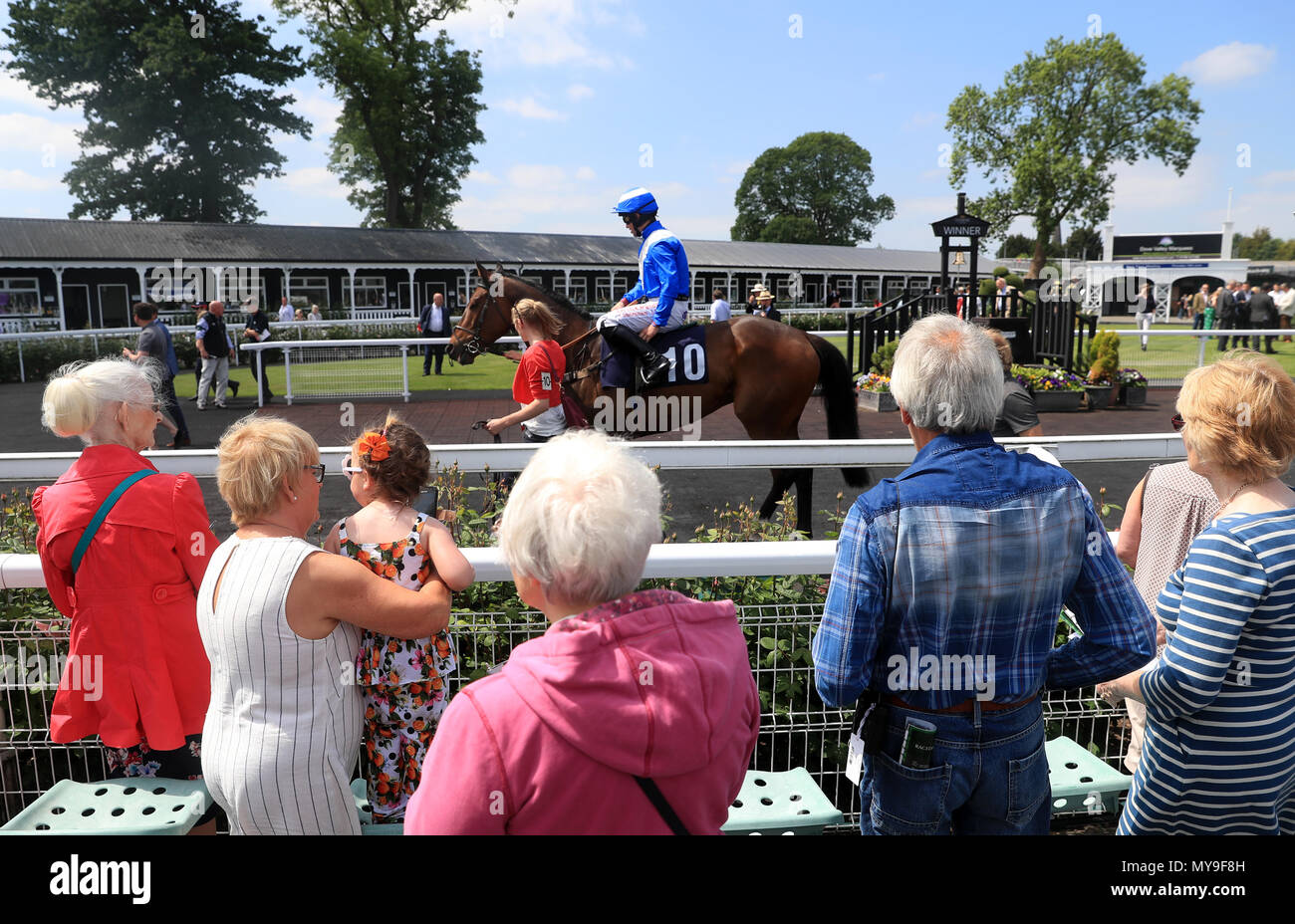 Parade ring uttoxeter racecourse hi-res stock photography and images ...