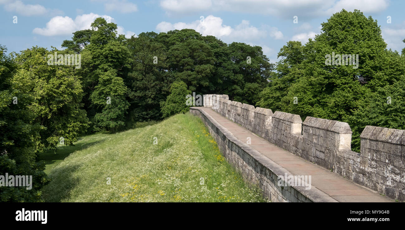 Walk around ramparts hi-res stock photography and images - Alamy