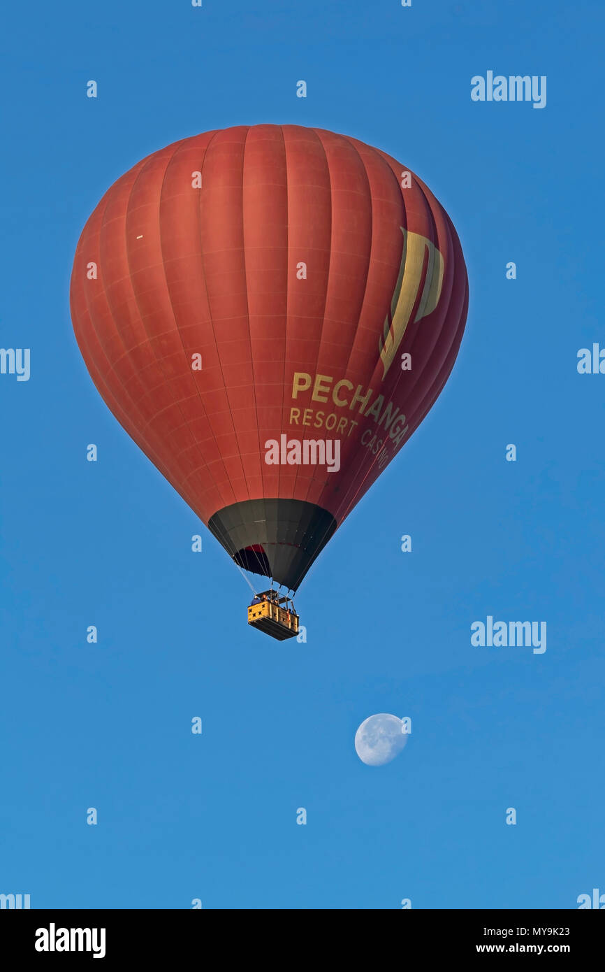 Hot air balloon take off and landing hi-res stock photography and ...