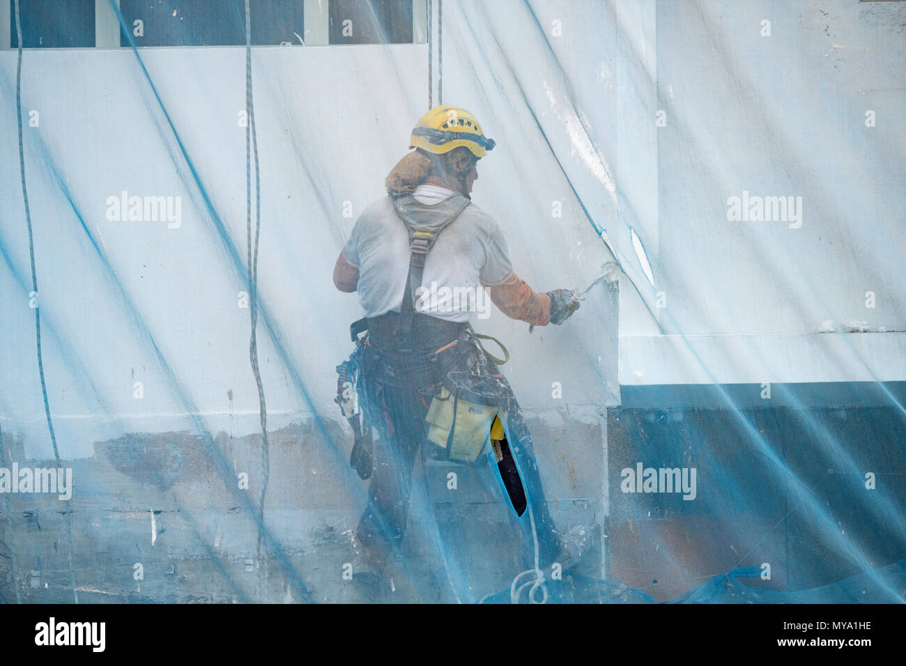 Workmen abseiling down large apartment block in Spain as he paints ...