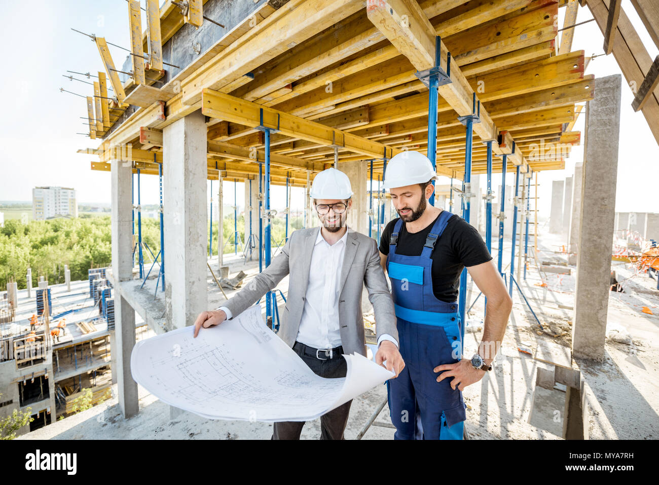 Engineer with builder on the structure Stock Photo - Alamy