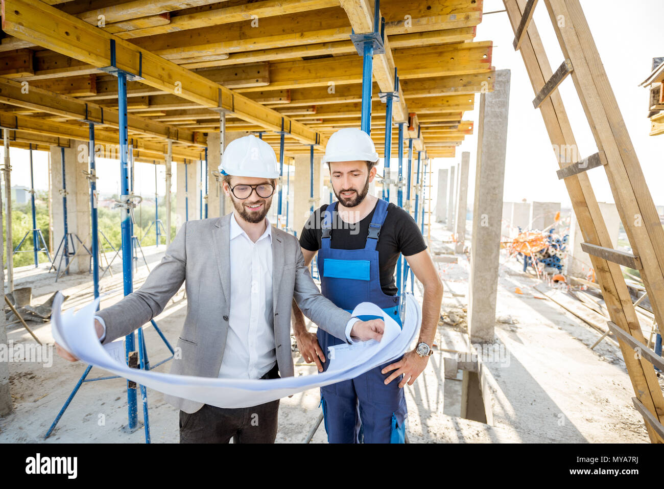Engineer with builder on the structure Stock Photo - Alamy