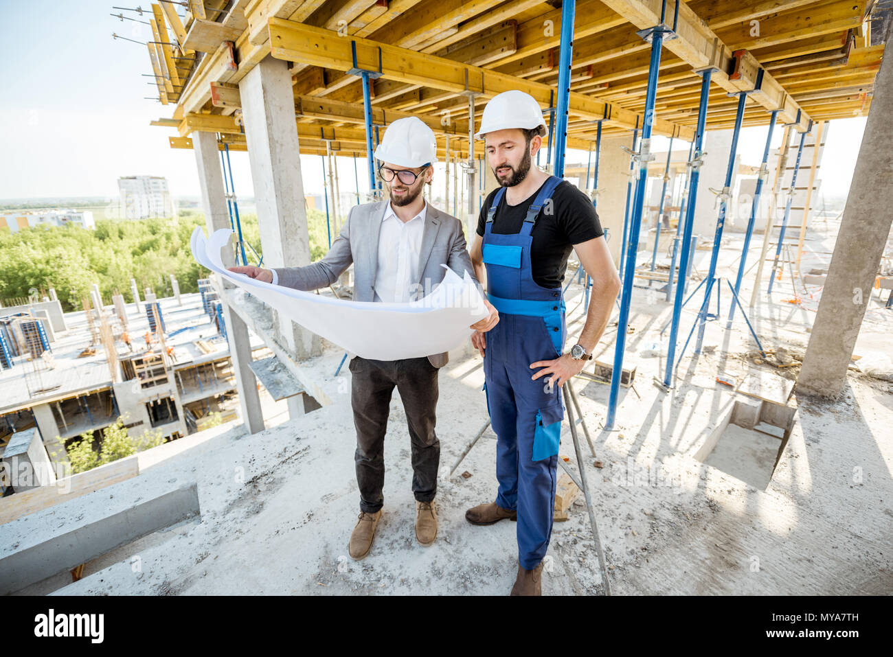 Engineer with builder on the structure Stock Photo - Alamy
