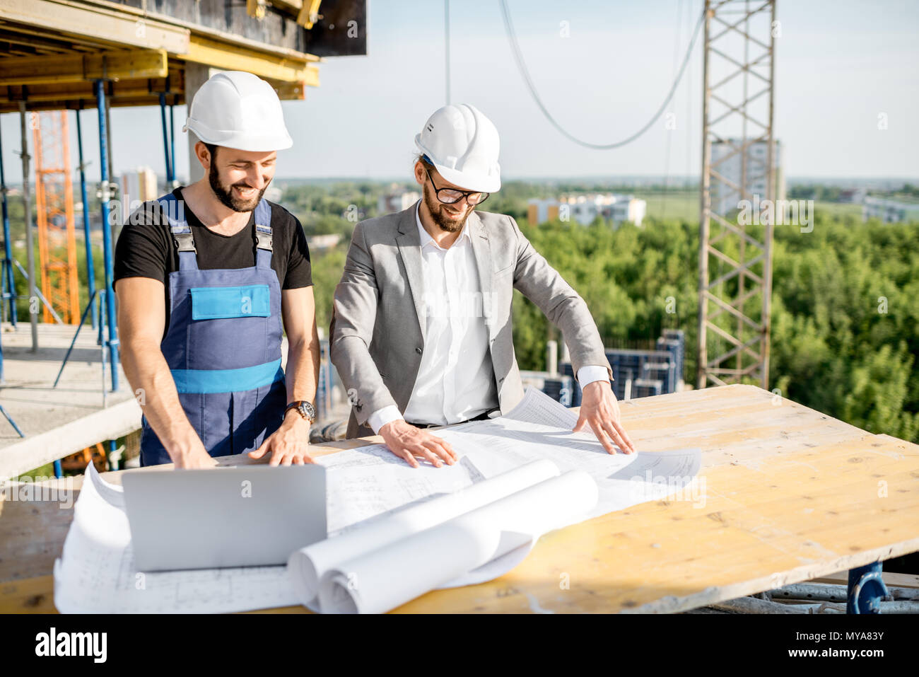 Engineer with worker at the construction site Stock Photo - Alamy