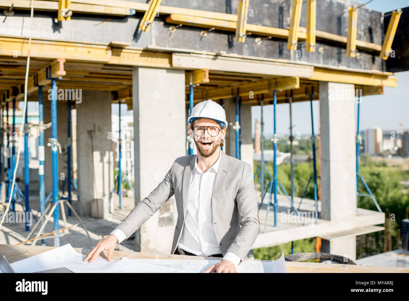 Engineer with drawings on the structure Stock Photo - Alamy