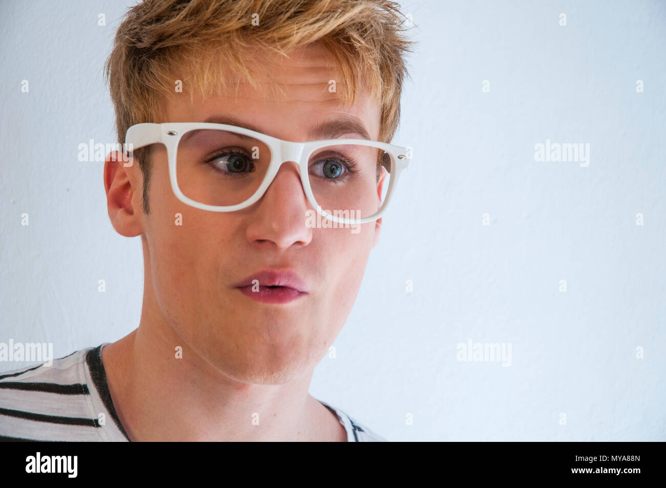 Hombre asombrado hi-res stock photography and images - Alamy