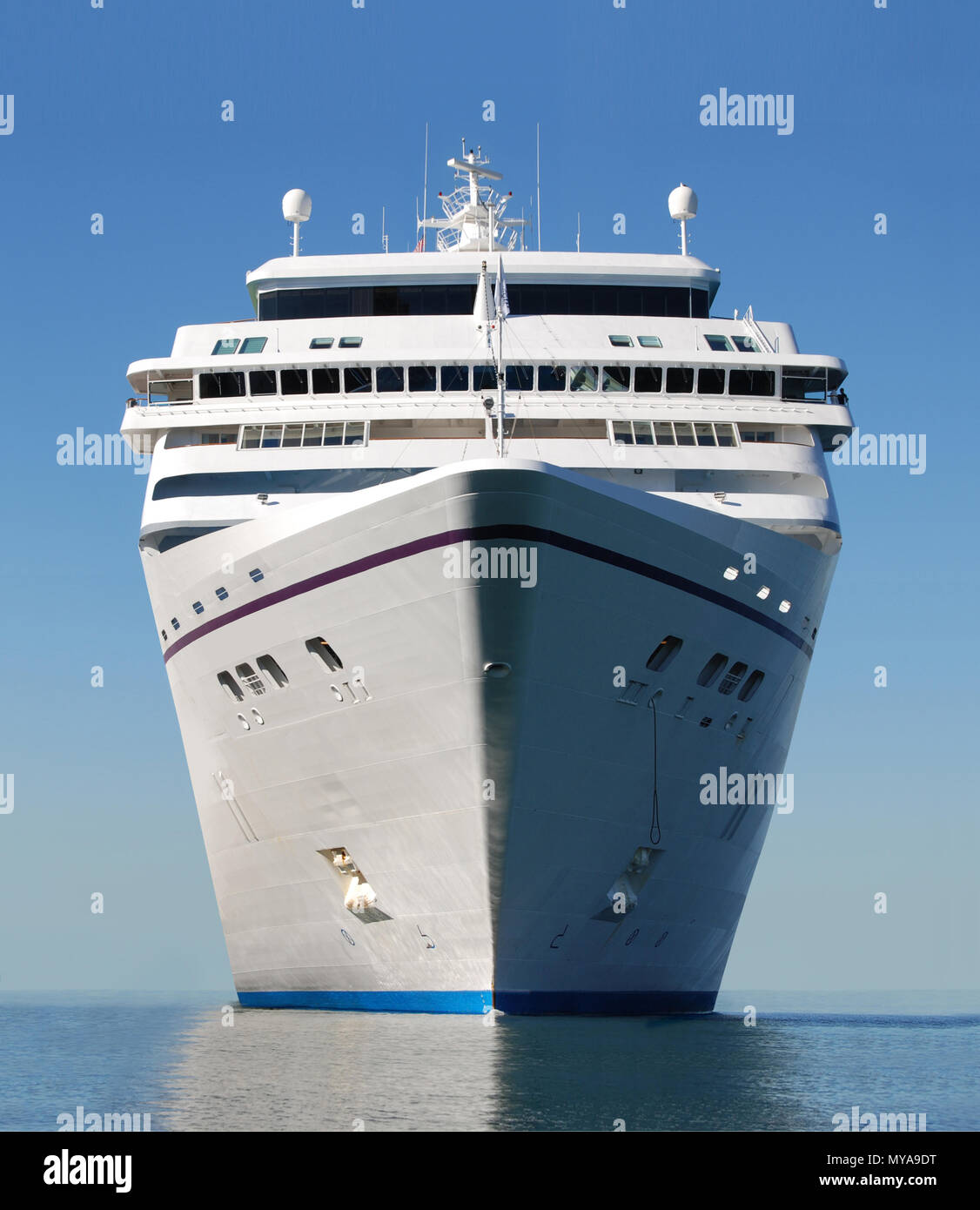 Left side cruise ship hi-res stock photography and images - Alamy