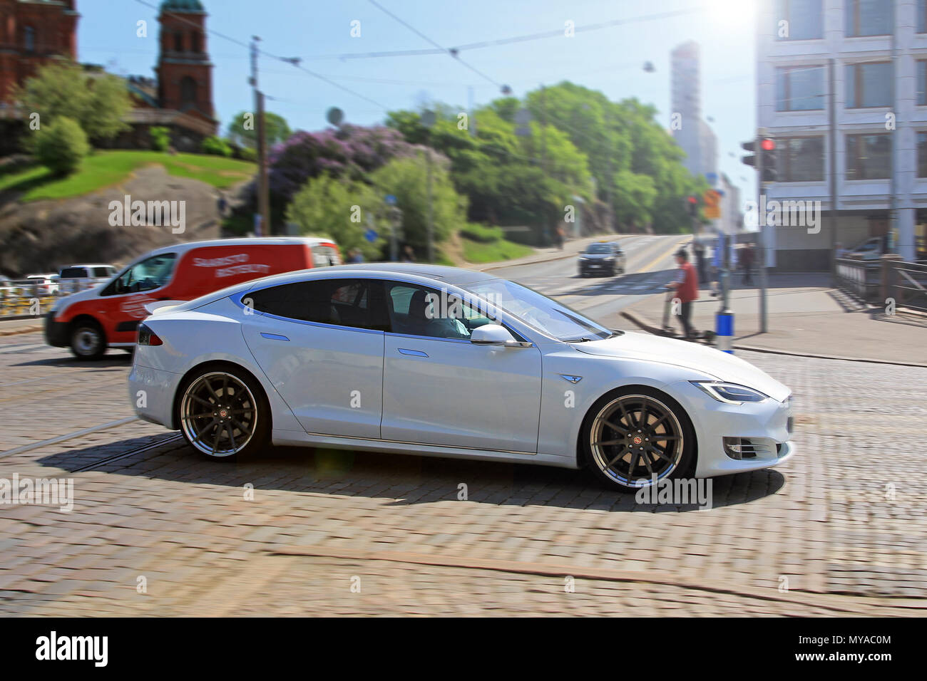 Car side view hi-res stock photography and images - Alamy