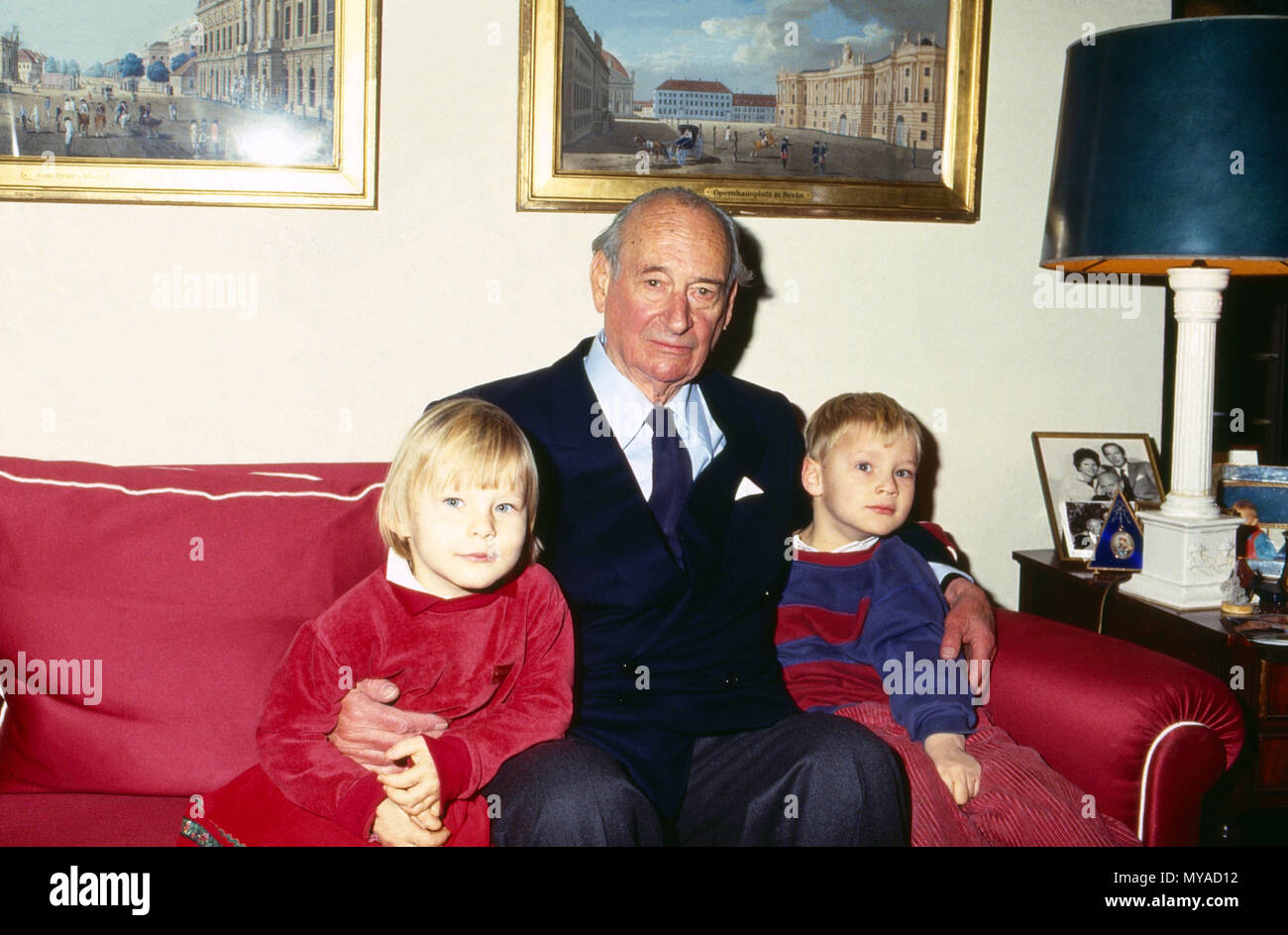 Der Großvater Louis Ferdinand Prinz von Preußen mit seinen Enkelkindern ...