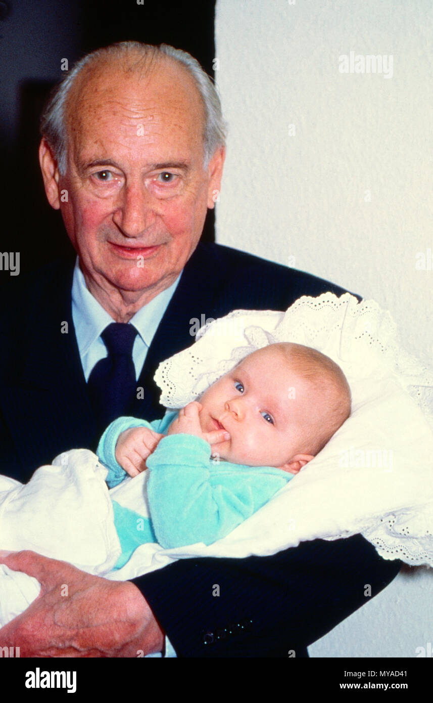 Louis Ferdinand Prinz von Preußen mit seinem Enkelkind Prinzessin Irina ...