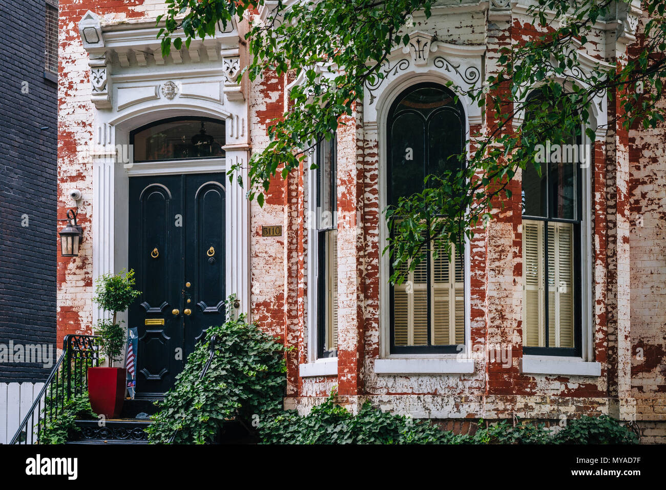 Brick row house hi-res stock photography and images - Alamy