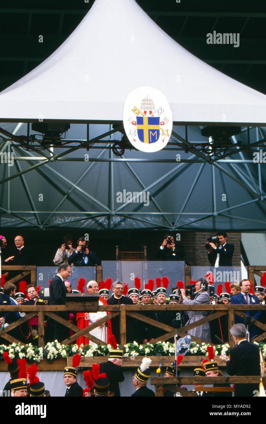 Papst Johannes Paul II. besucht das Ruhrgebiet, hier in Bottrop auf der ...