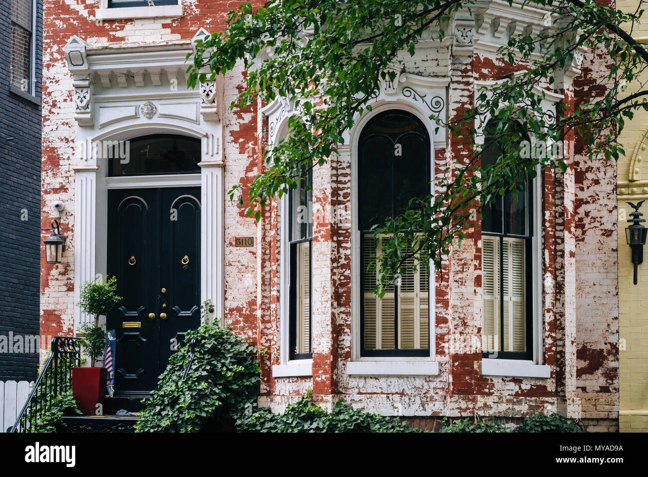 Brick row house hi-res stock photography and images - Alamy