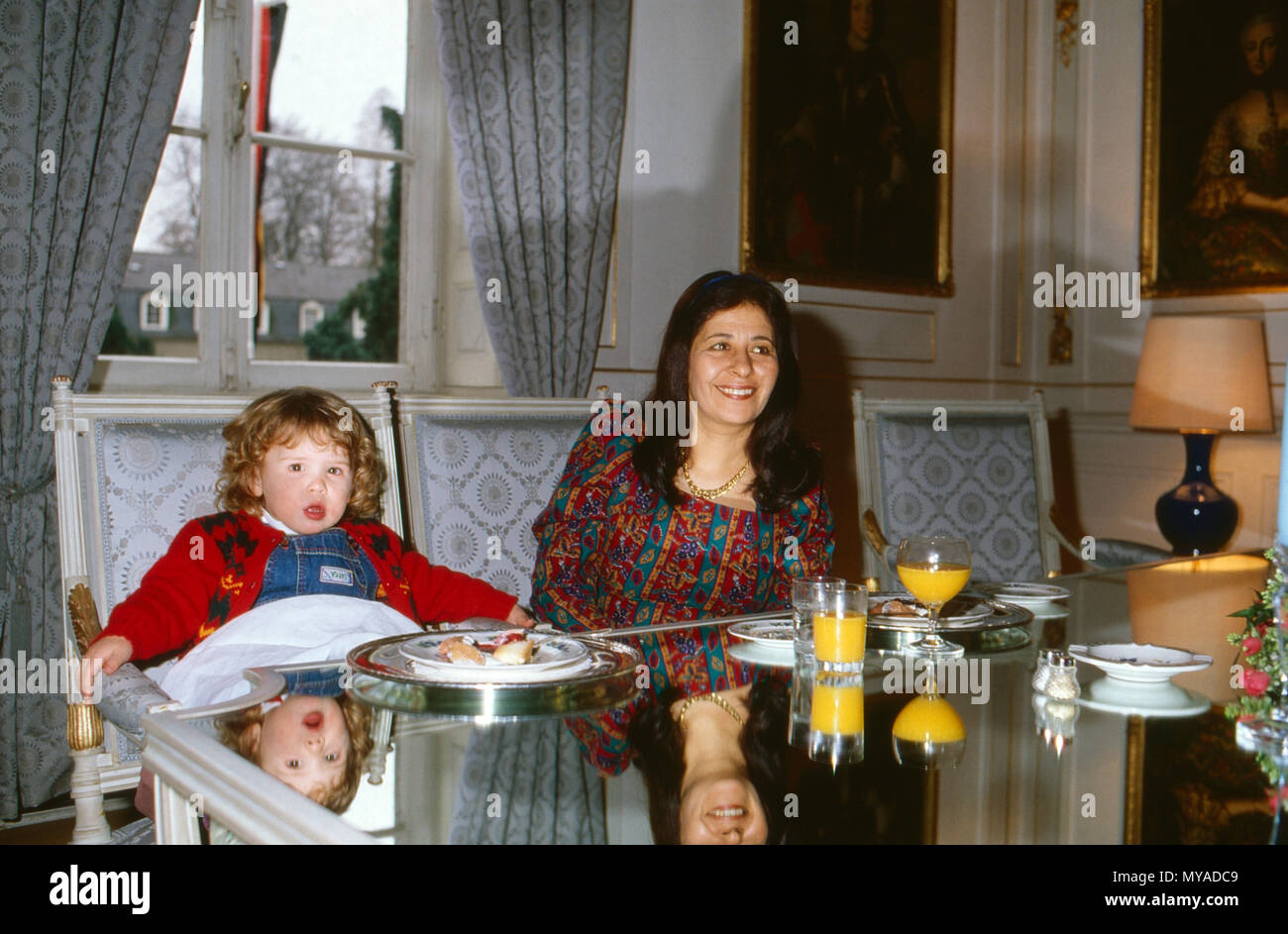 Prinzessin Radschyahhat von Jordanien mit ihrem Kindermädchen an ihrem ...