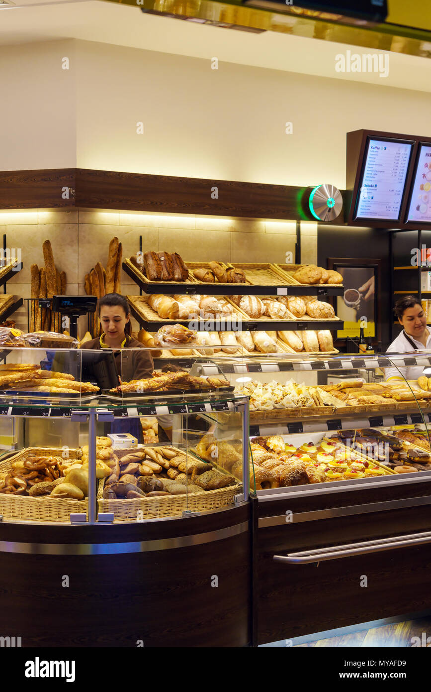 French bakery storefront hi-res stock photography and images - Alamy