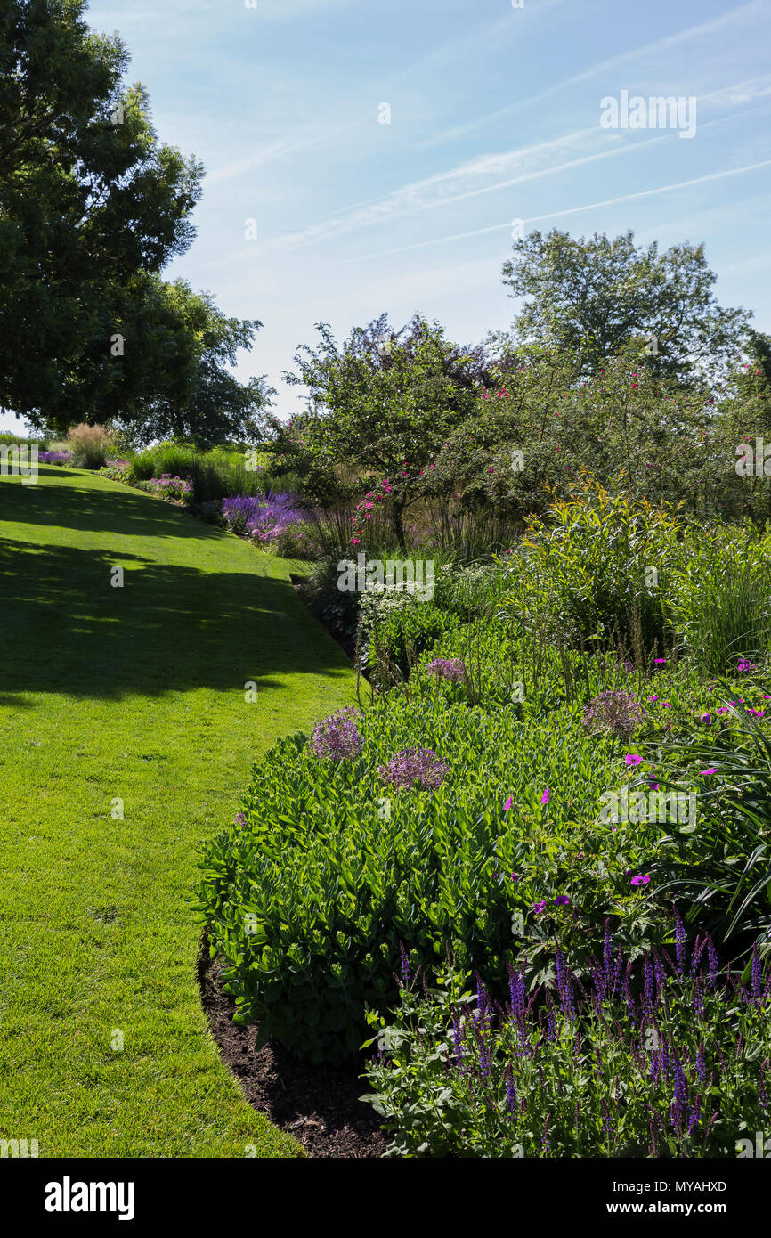 Mixed planting beds hi-res stock photography and images - Alamy