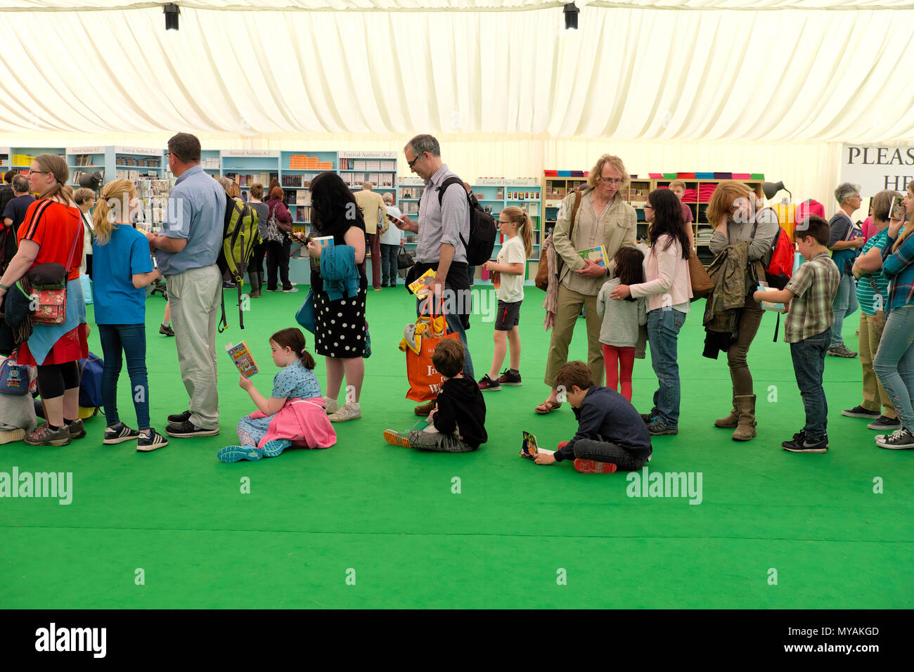 Children queue hi-res stock photography and images - Alamy