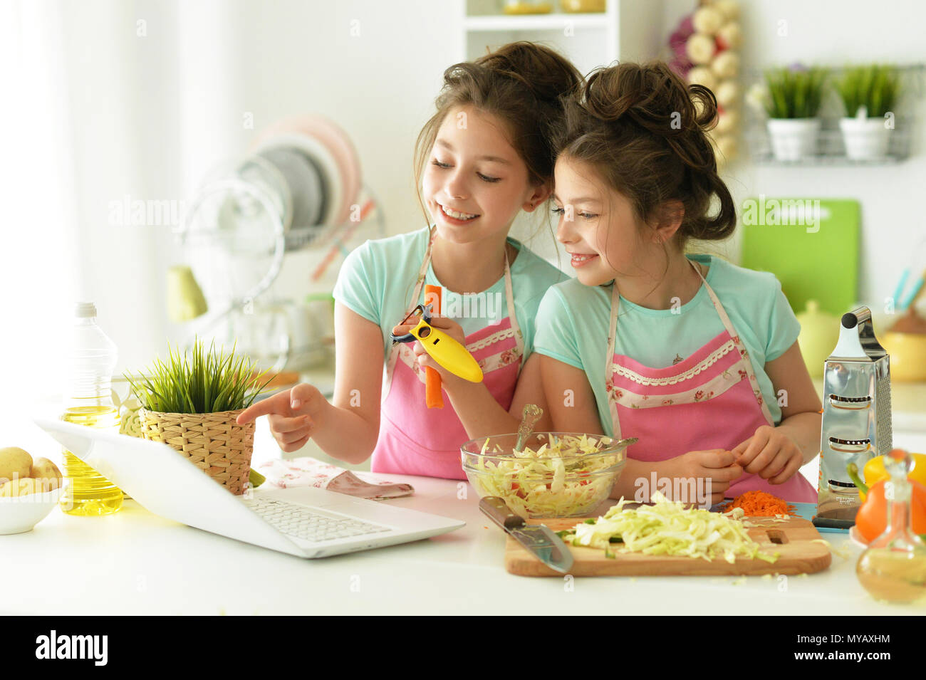 Two sisters cooking together hi-res stock photography and images - Alamy