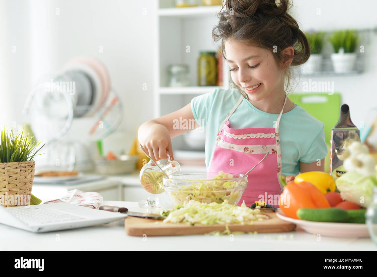 Girl cook hi-res stock photography and images - Alamy