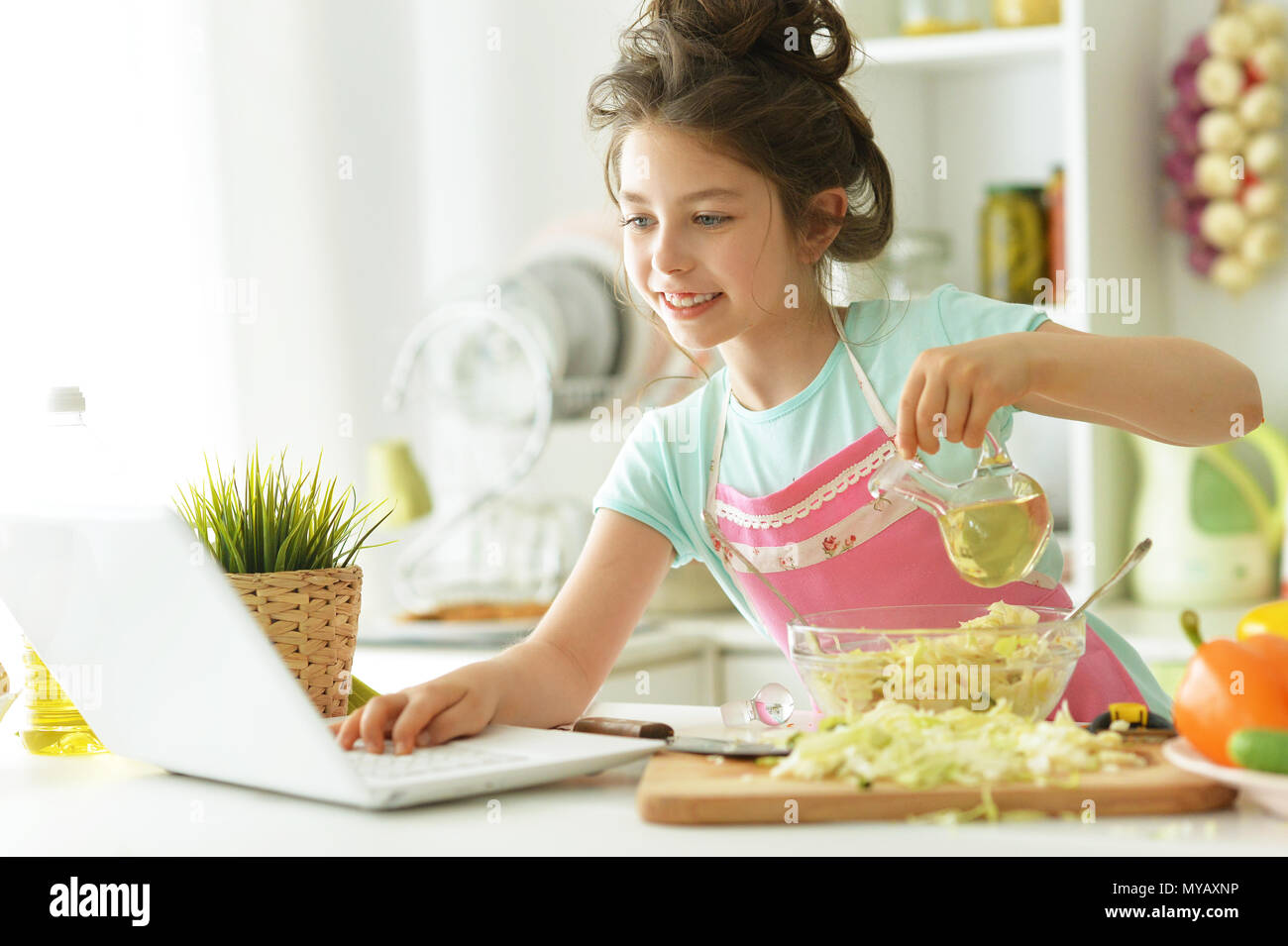 Girl cook hi-res stock photography and images - Alamy
