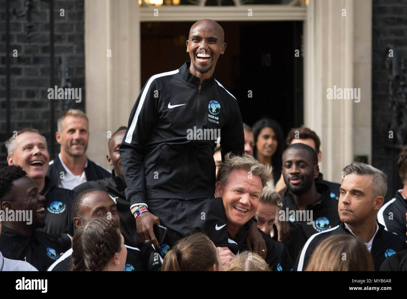 Mo Farah being lifted by Gordon Ramsay outside the door of 10 Downing ...