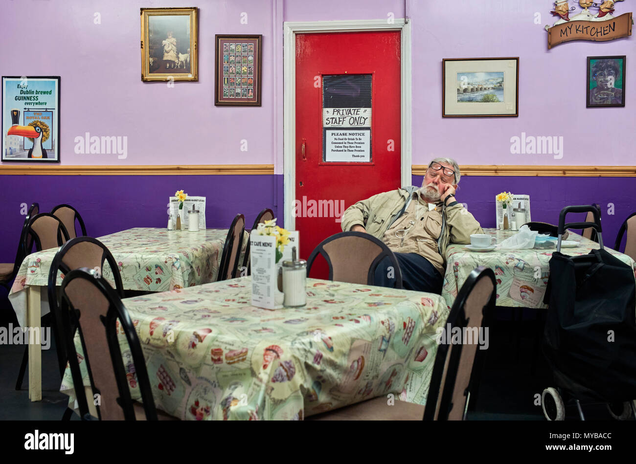 Old man asleep hi-res stock photography and images - Alamy